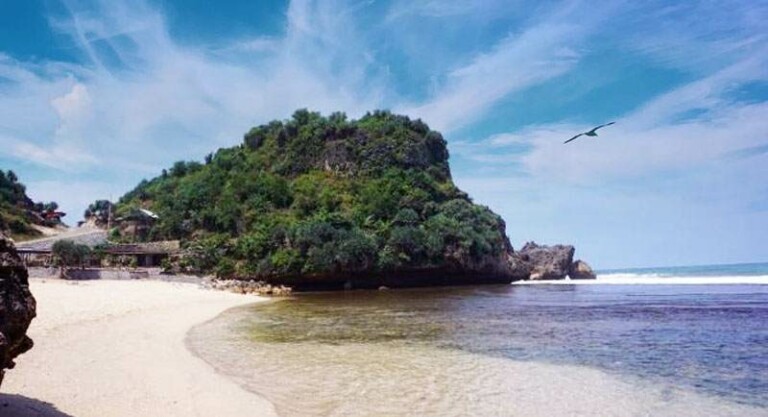 Pantai Nguyahan ?️ HTM, Rute, Foto & Ulasan Pengunjung