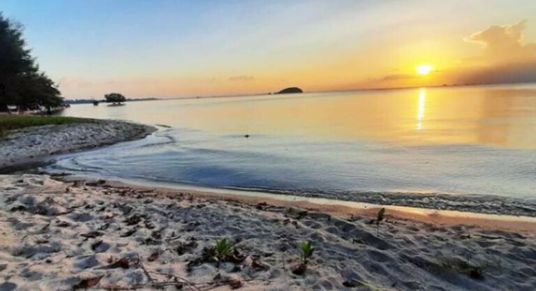 Pantai Tanjung Pendam ?️ HTM, Rute, Foto & Ulasan Pengunjung