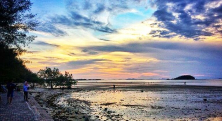 Pantai Tanjung Pendam ?️ HTM, Rute, Foto & Ulasan Pengunjung